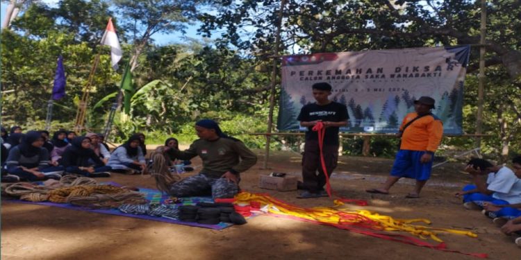 Menantang Adrenalin! Rappeling Menjadi Kegiatan Seru pada Diksar Saka ...
