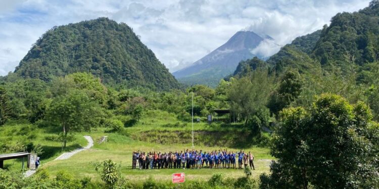 Pramuka Kaledonia Baru Nikmati Keindahan Alam Bukit Turgo – Pramuka DIY