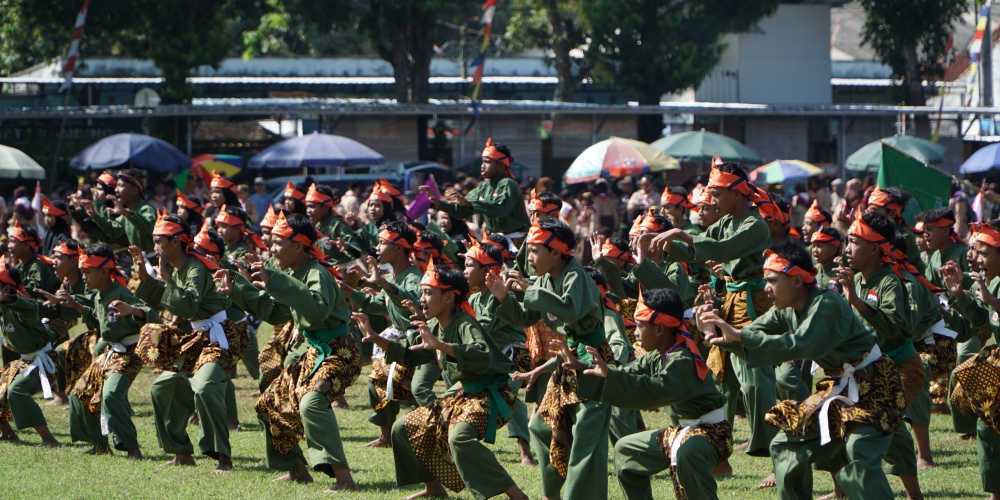 Penampilan Seni Budaya dan Atraksi Pukau Tamu Undangan dan Peserta Apel ...